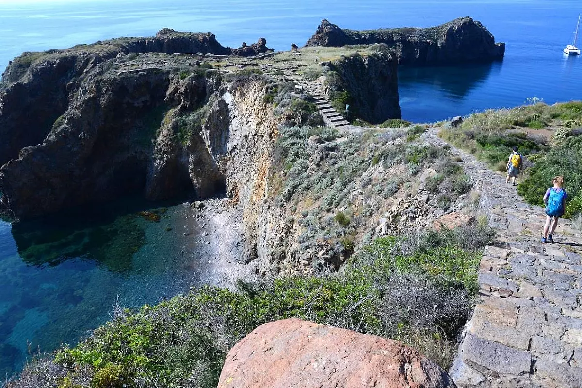 Isole Eolie, Panarea il villaggio preistorico di Cala Junco | GoodTrekking