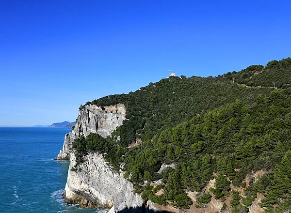 Un percorso ad anello sull'isola più panoramica della costa ligure ...