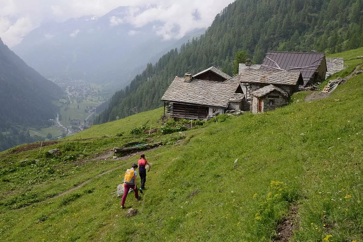 Un villaggio alpino da raggiungere a piedi per una passeggiata ...
