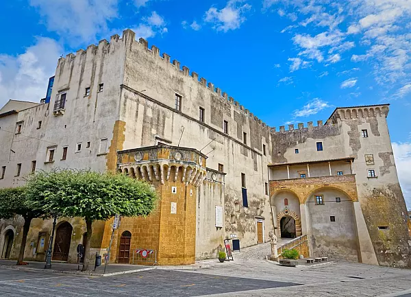Lo sapevi che in Toscana c’è un borgo antichissimo noto come la ...