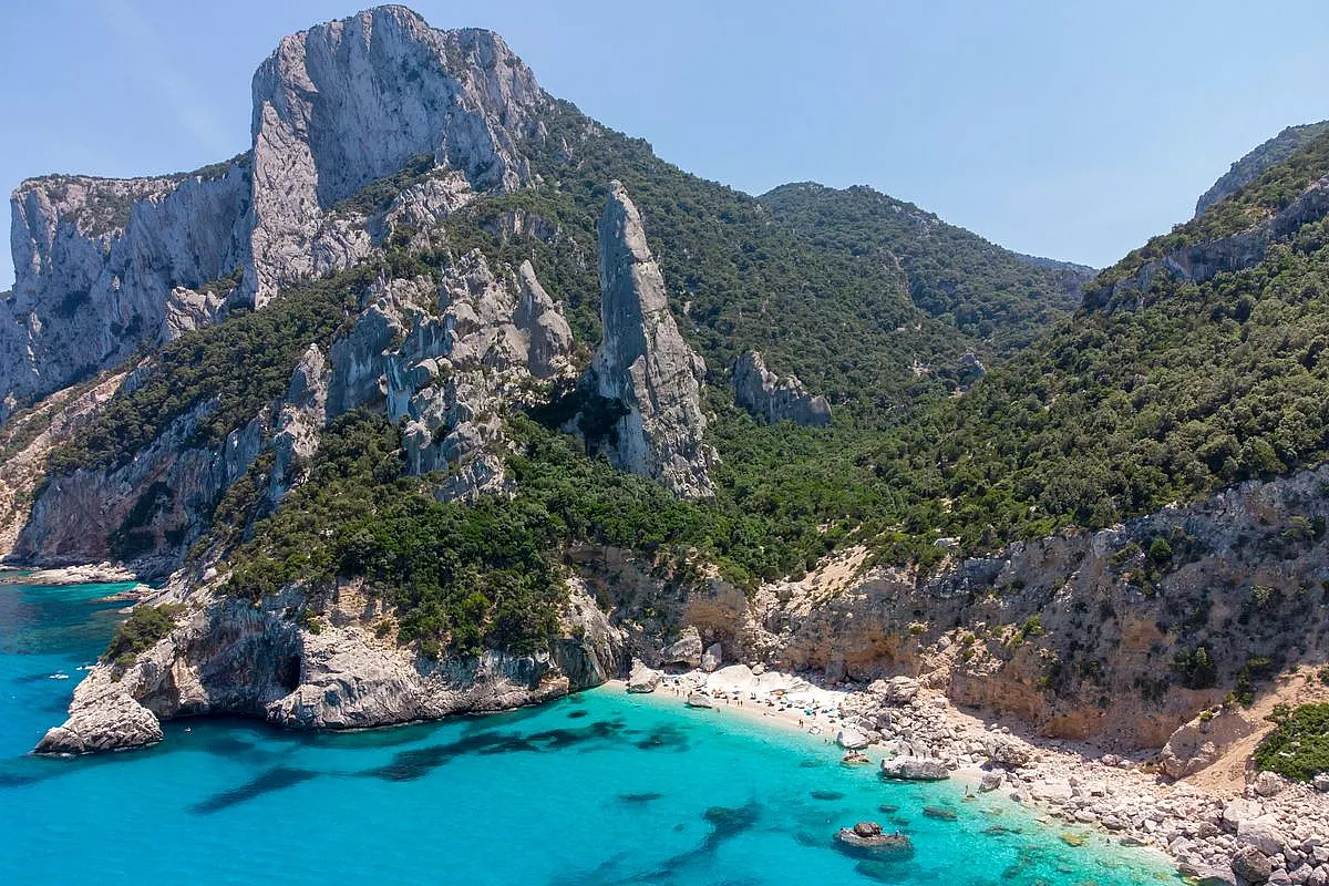 Dove il colore del mare trasparente lascia spazio al blu profondo di ...