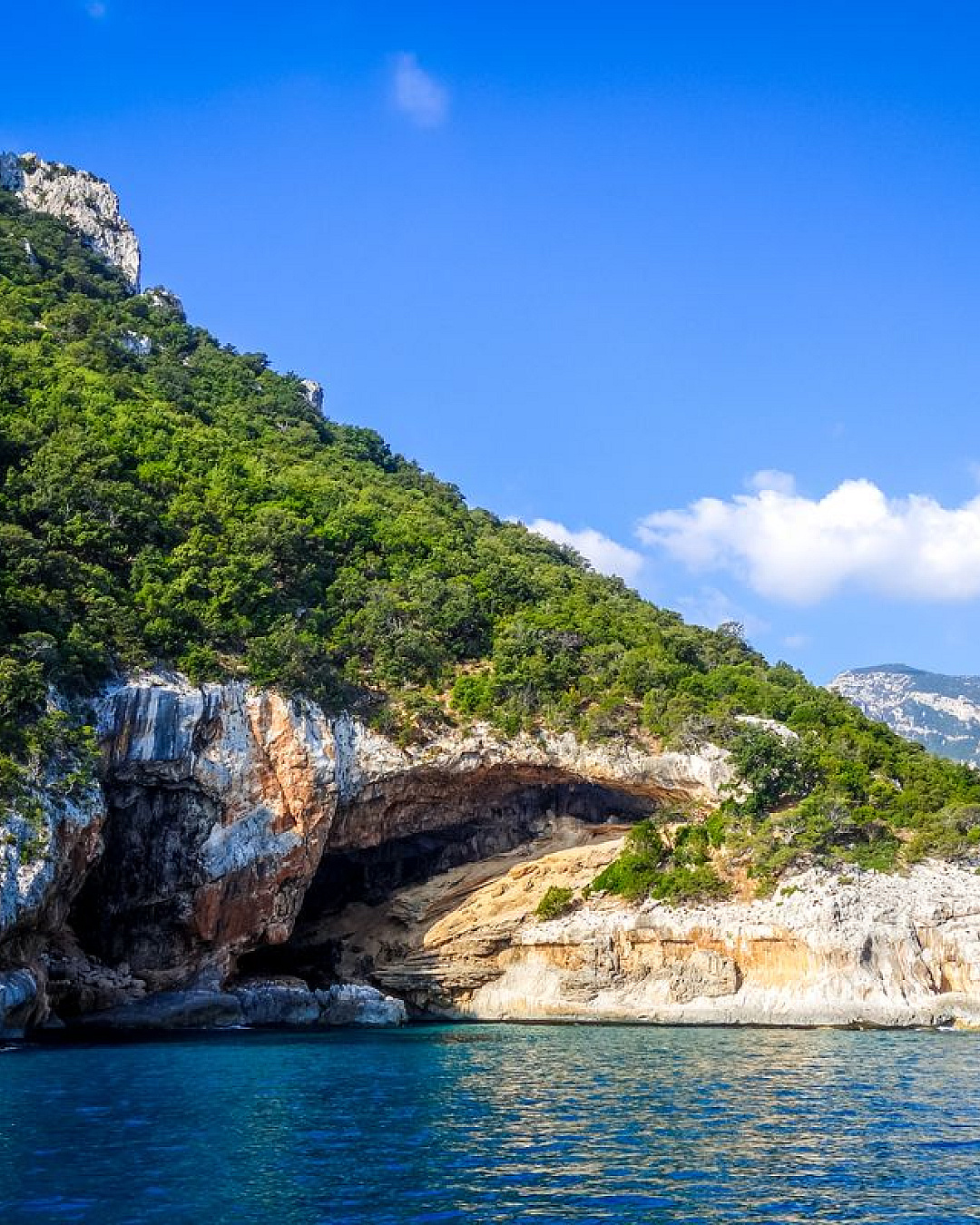 Dove il colore del mare trasparente lascia spazio al blu profondo di ...
