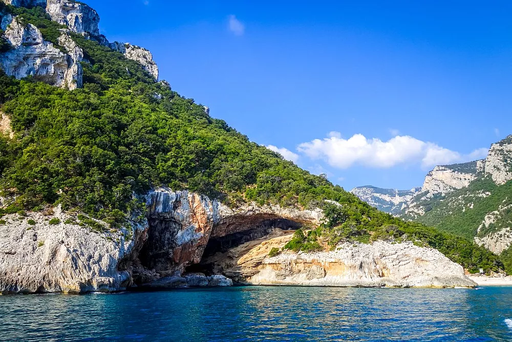 Dove il colore del mare trasparente lascia spazio al blu profondo di ...