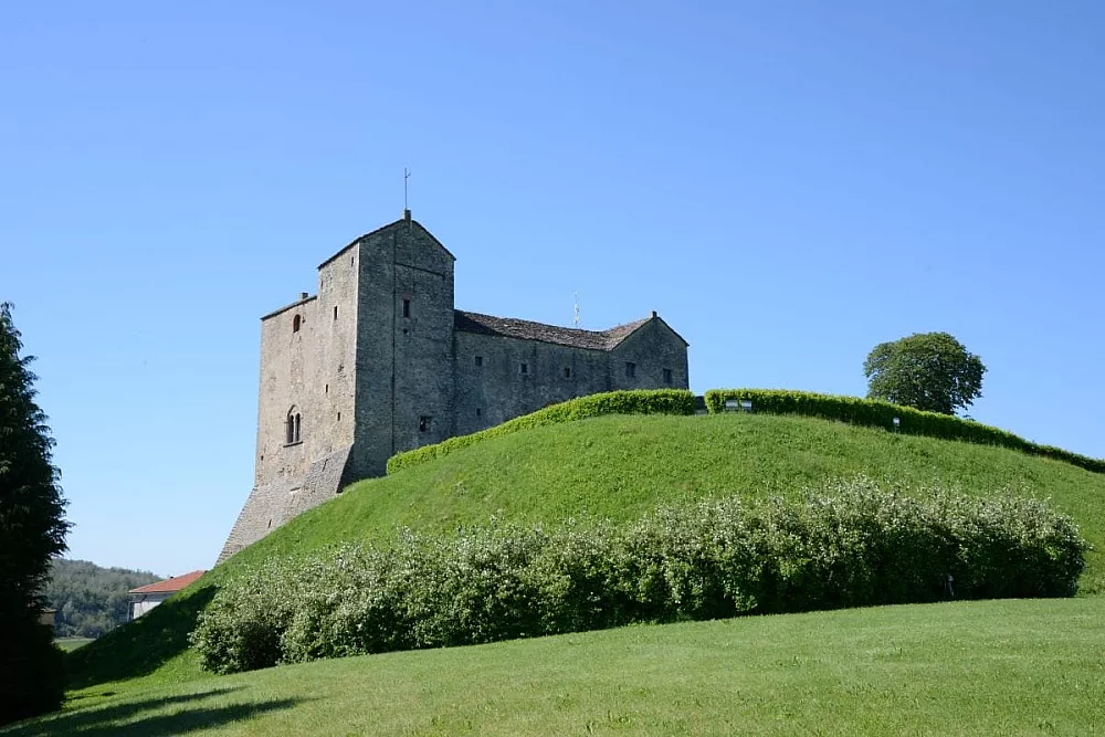 Da un castello incredibile ad un paese interamente costruito in pietra ...