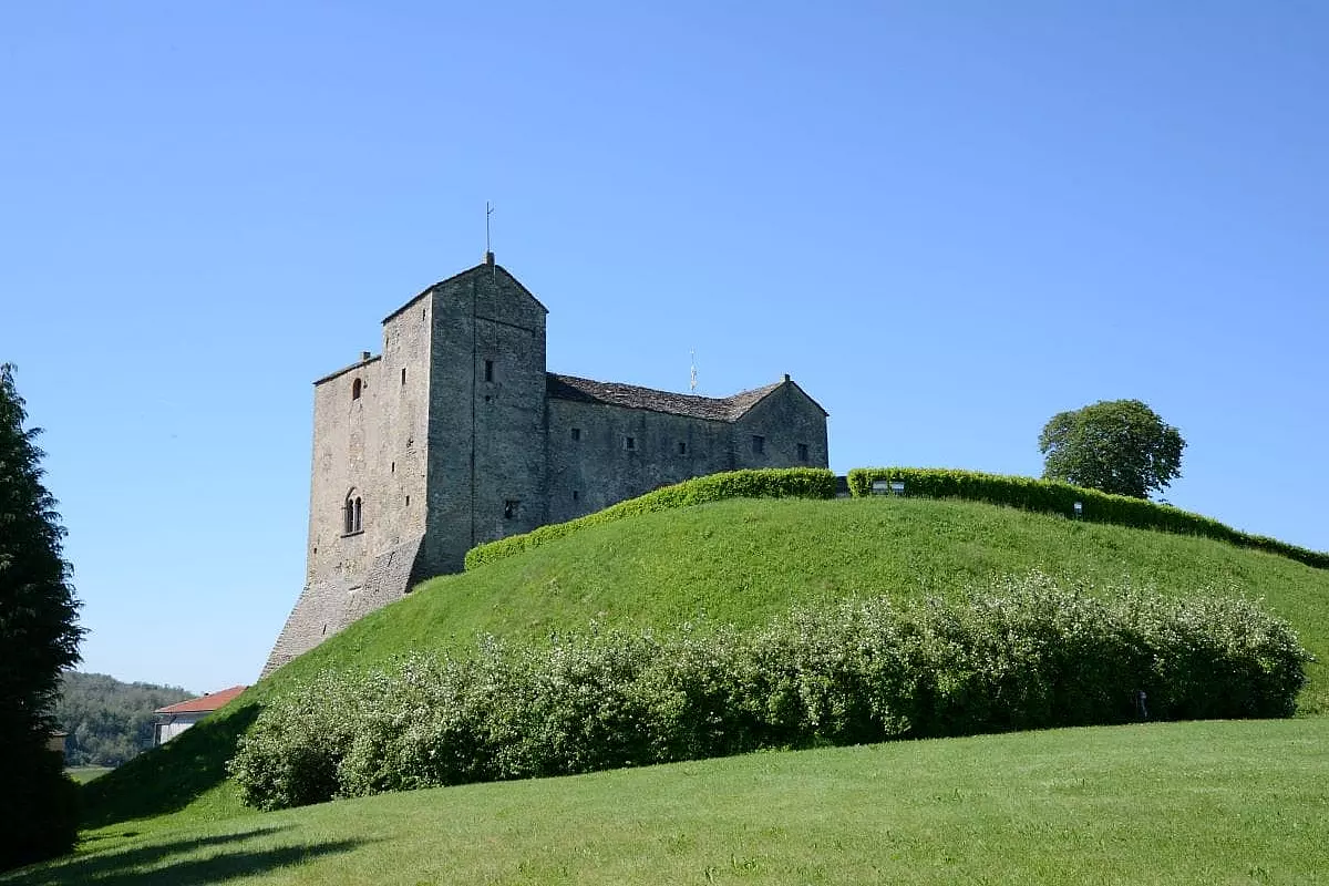 Da un castello incredibile ad un paese interamente costruito in pietra ...