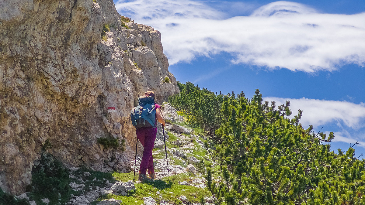 Un percorso di trekking che attraversa antichi eremi rupestri, questo ...