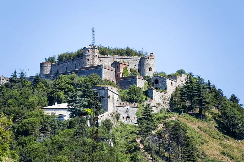Testimonianza di un mondo antico, il sentiero dei forti di Genova ti ...