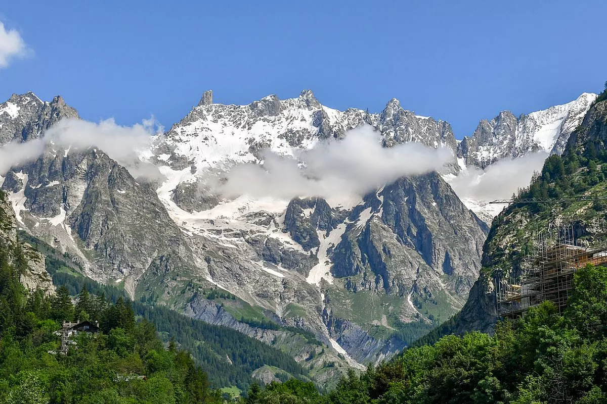 A pochi passi da Courmayeur si trova questo percorso ad anello per ...