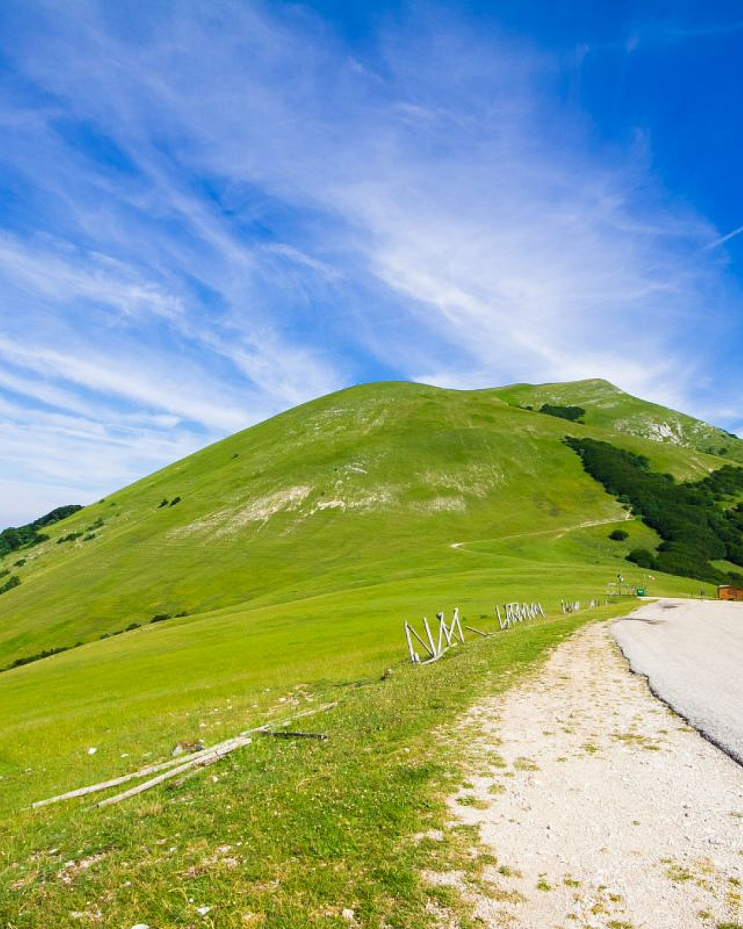 Un monte dalle mille grotte: tra Umbria e Marche per salire fino a 1566 ...