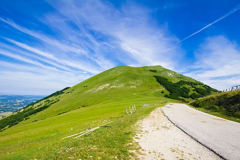 Un monte dalle mille grotte: tra Umbria e Marche per salire fino a 1566 ...