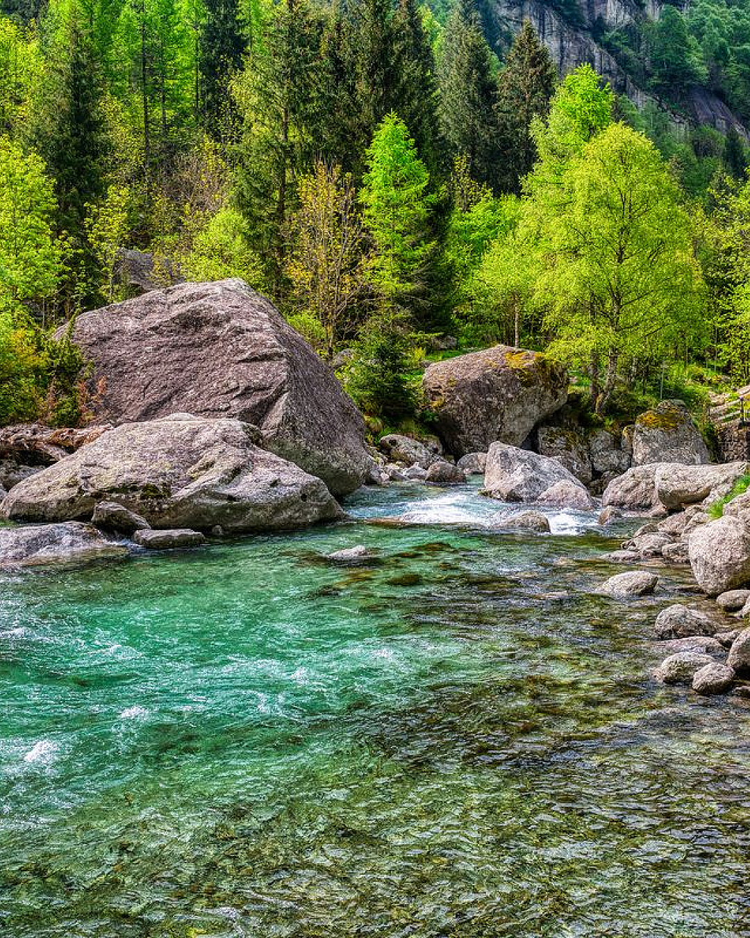 Limpide acque sovrastate da immense pareti di roccia: il percorso alla ...