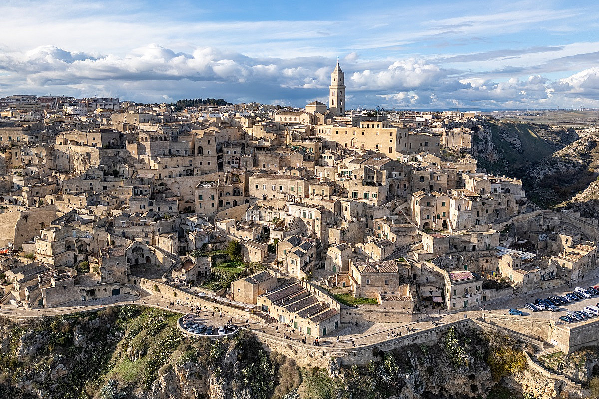 È la città dei sassi per eccellenza e scoprila a piedi ti farà immerge ...