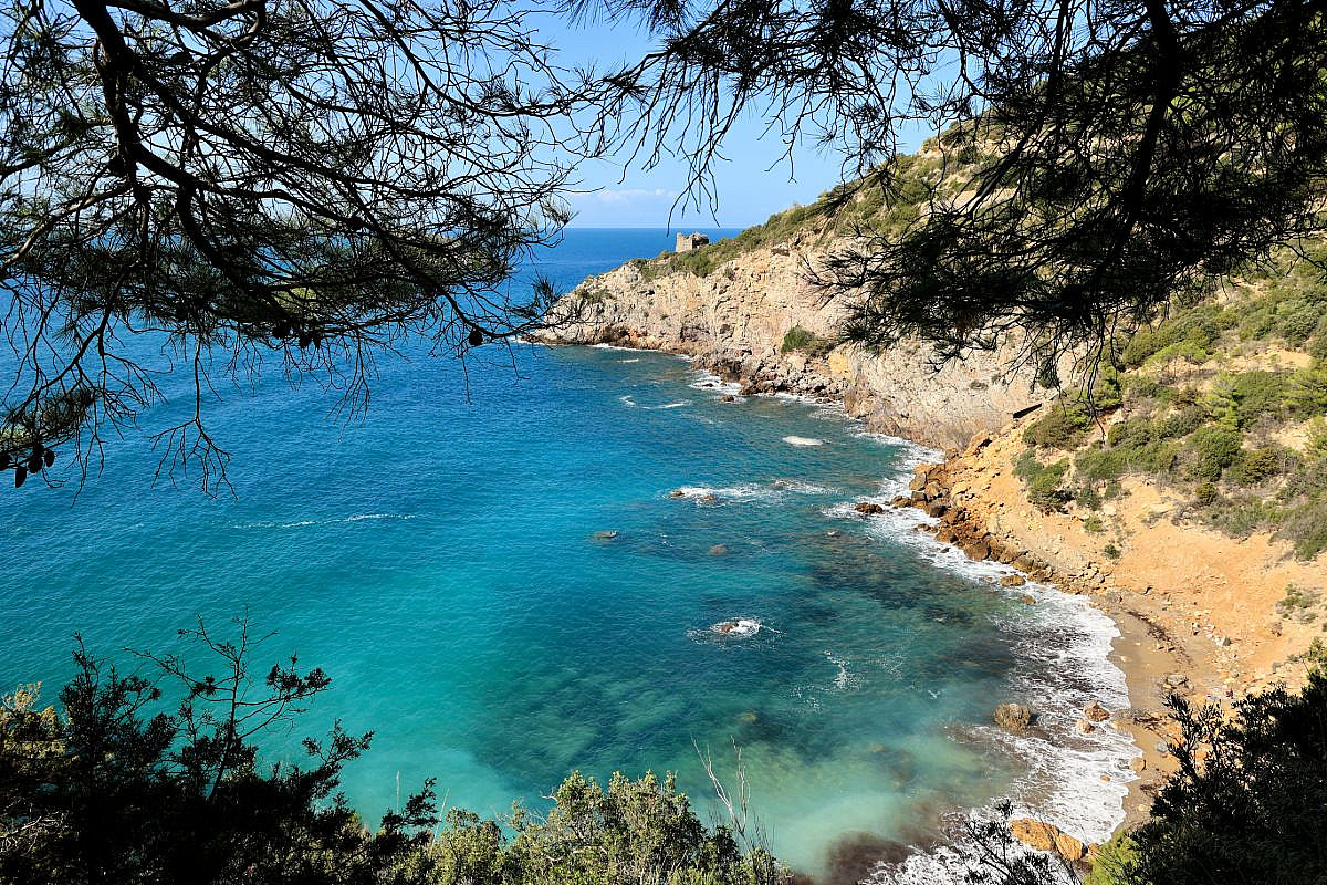 A piedi o in mare, questa cala è raggiungibile solo in questo modo ed è ...