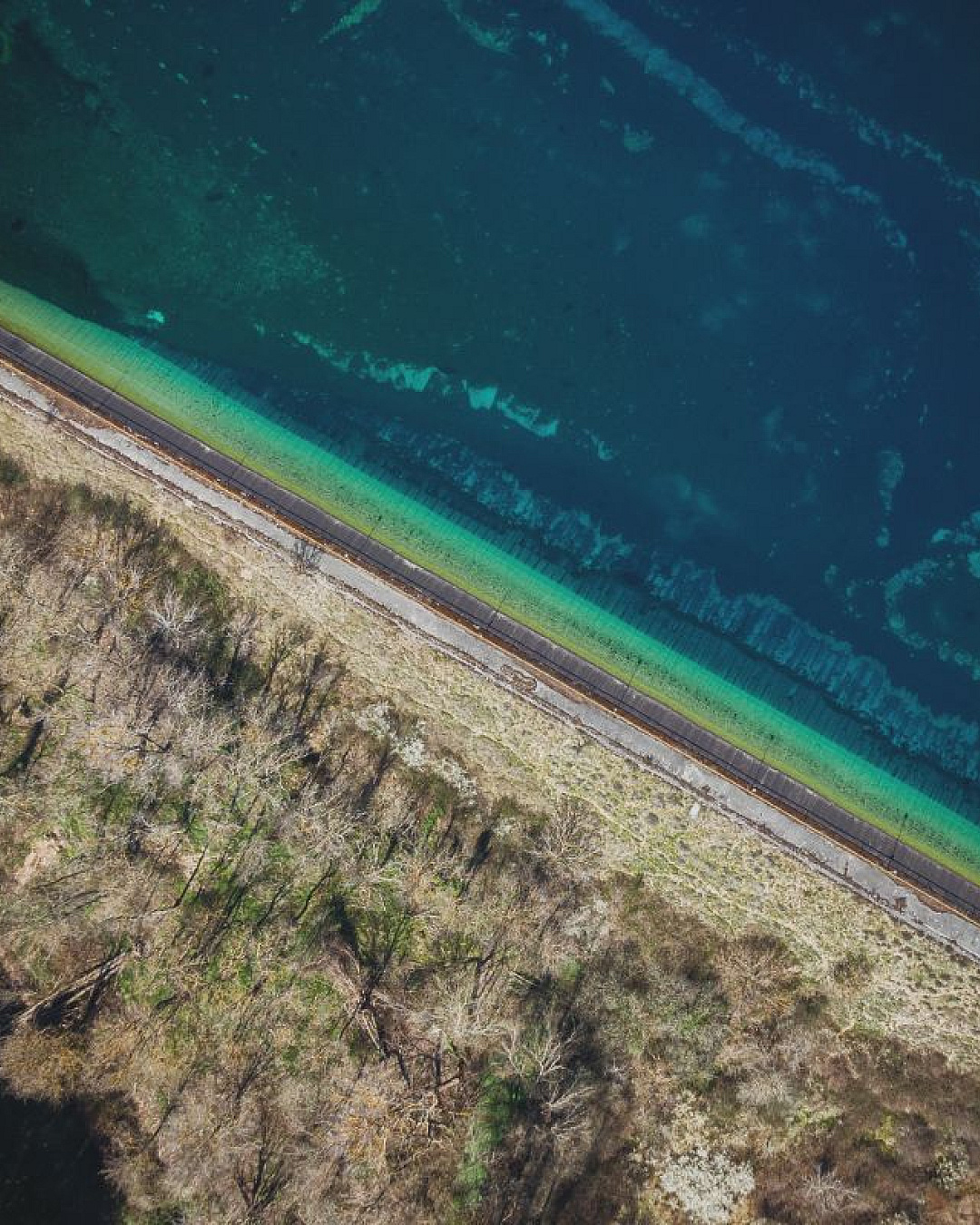 Un piccolo lago artificiale che renderà la tua escursione di trekking ...
