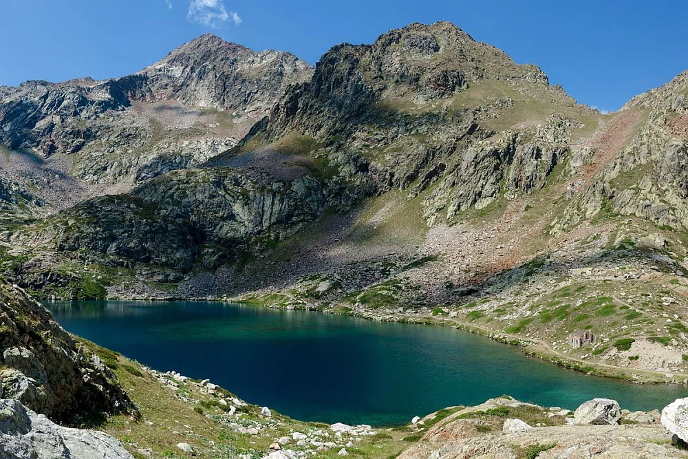 Una verde balconata per un'escursione piacevole tra rifugi e grotte del ...