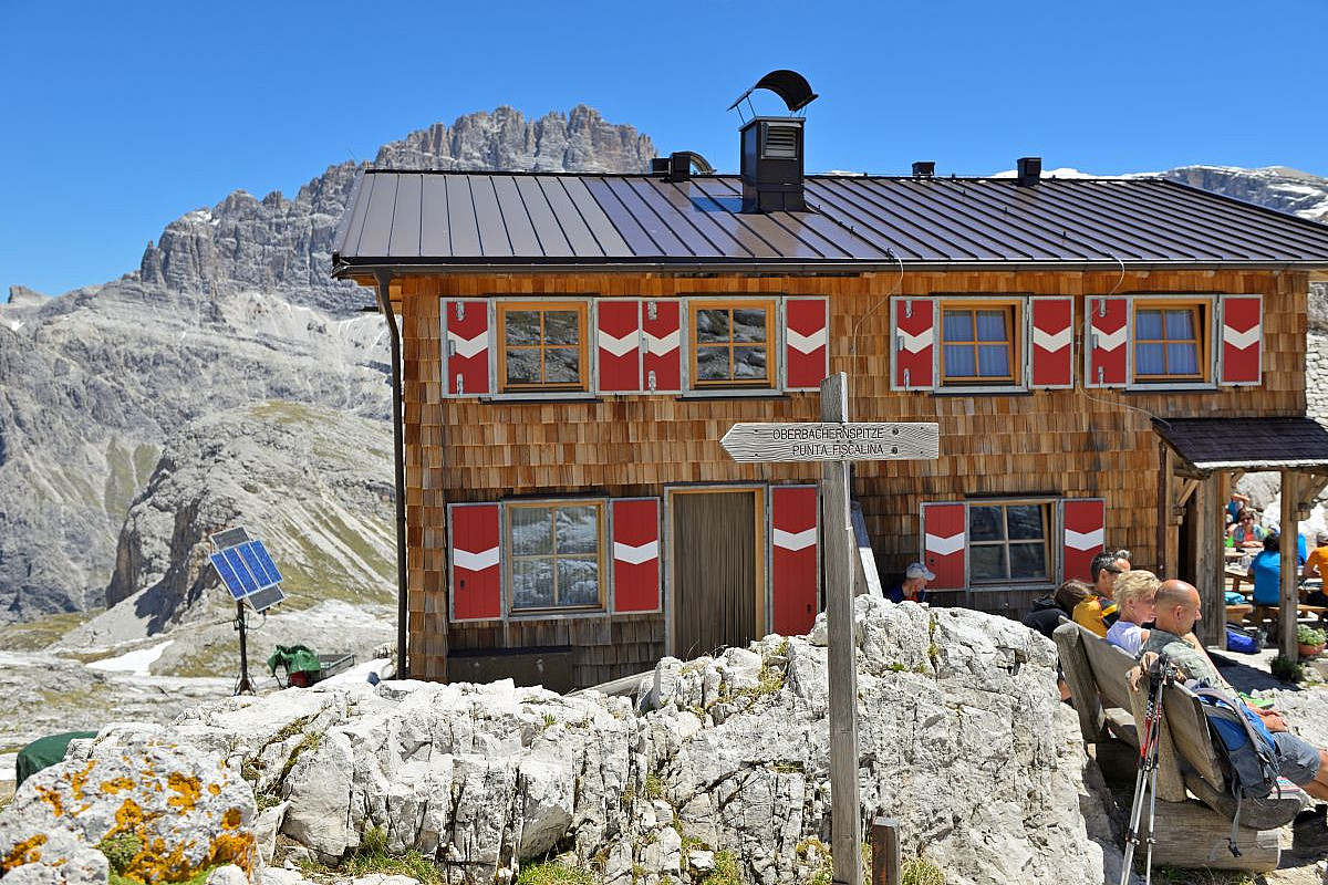 La sua posizione panoramica lo rende uno dei rifugi alpini più belli ...