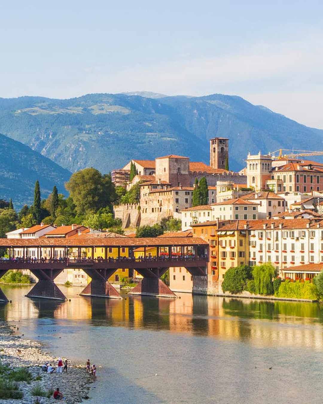 È la città degli alpini grazie al suo storico ponte: si trova in Veneto ...