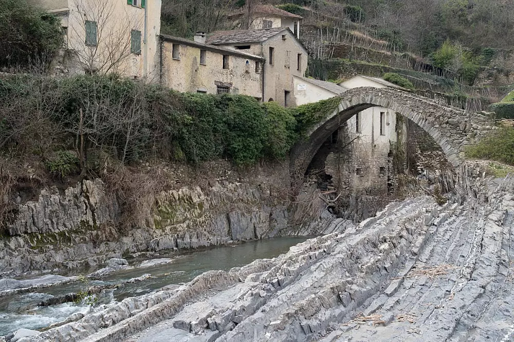 In questo borgo ligure si trova uno dei teatri più piccoli d'Europa ...