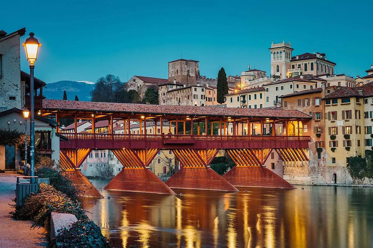 È la città degli alpini grazie al suo storico ponte: si trova in Veneto ...