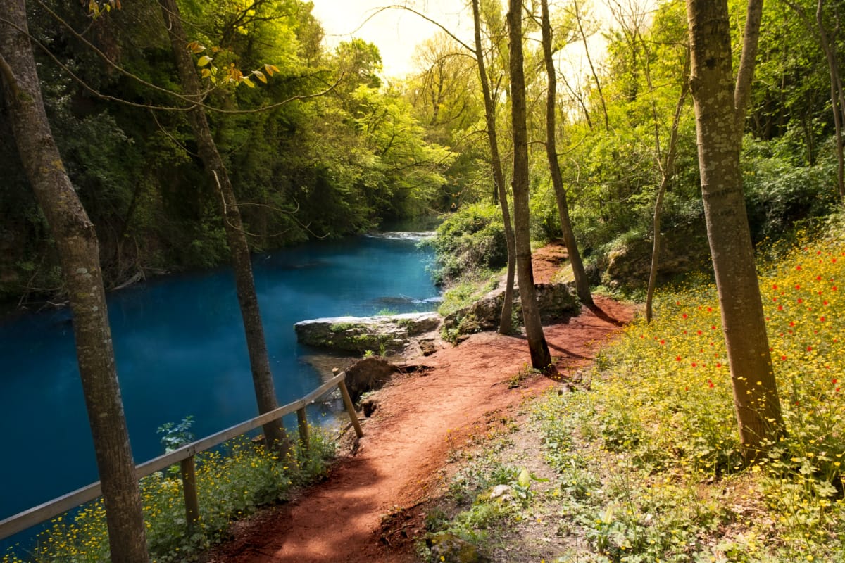 Il sentiero dell'acqua della Toscana si snoda lungo il corso del fiume ...