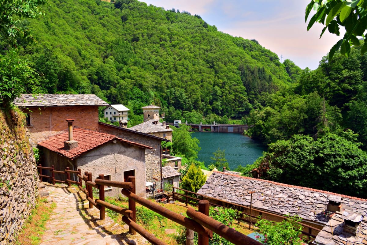 Da Isola Santa a Col di Favilla, il percorso tra acque smeraldo e ...