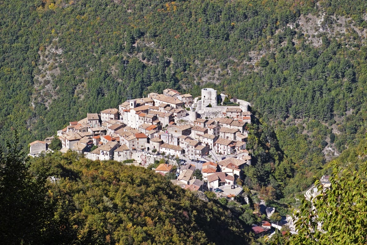 Nella Valnerina Ternana c'è un borgo davvero affascinante da cui ...
