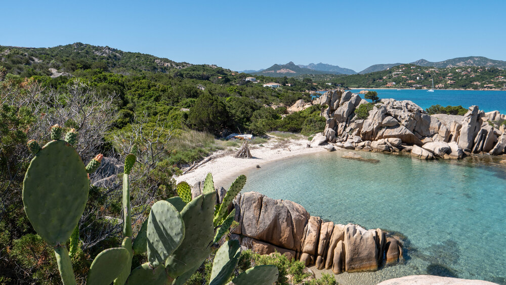 Costume e scarpe da trekking: 5 incredibili calette da raggiungere a ...