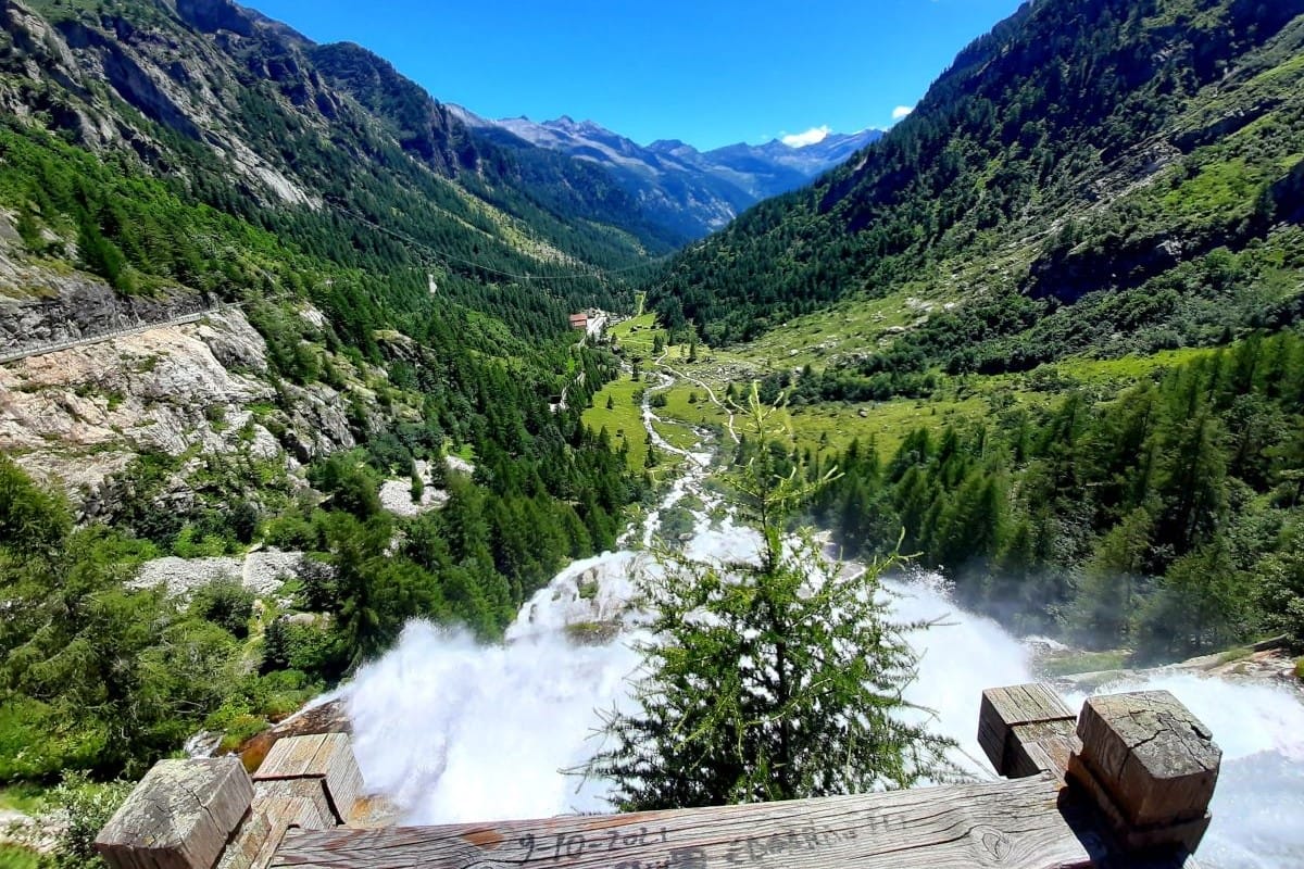 L'imponente Cascata del Toce nella splendida cornice della Val Formazza ...