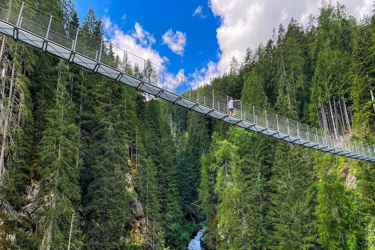 Non leggere se soffri di vertigini: in Val di Rabbi puoi camminare su ...