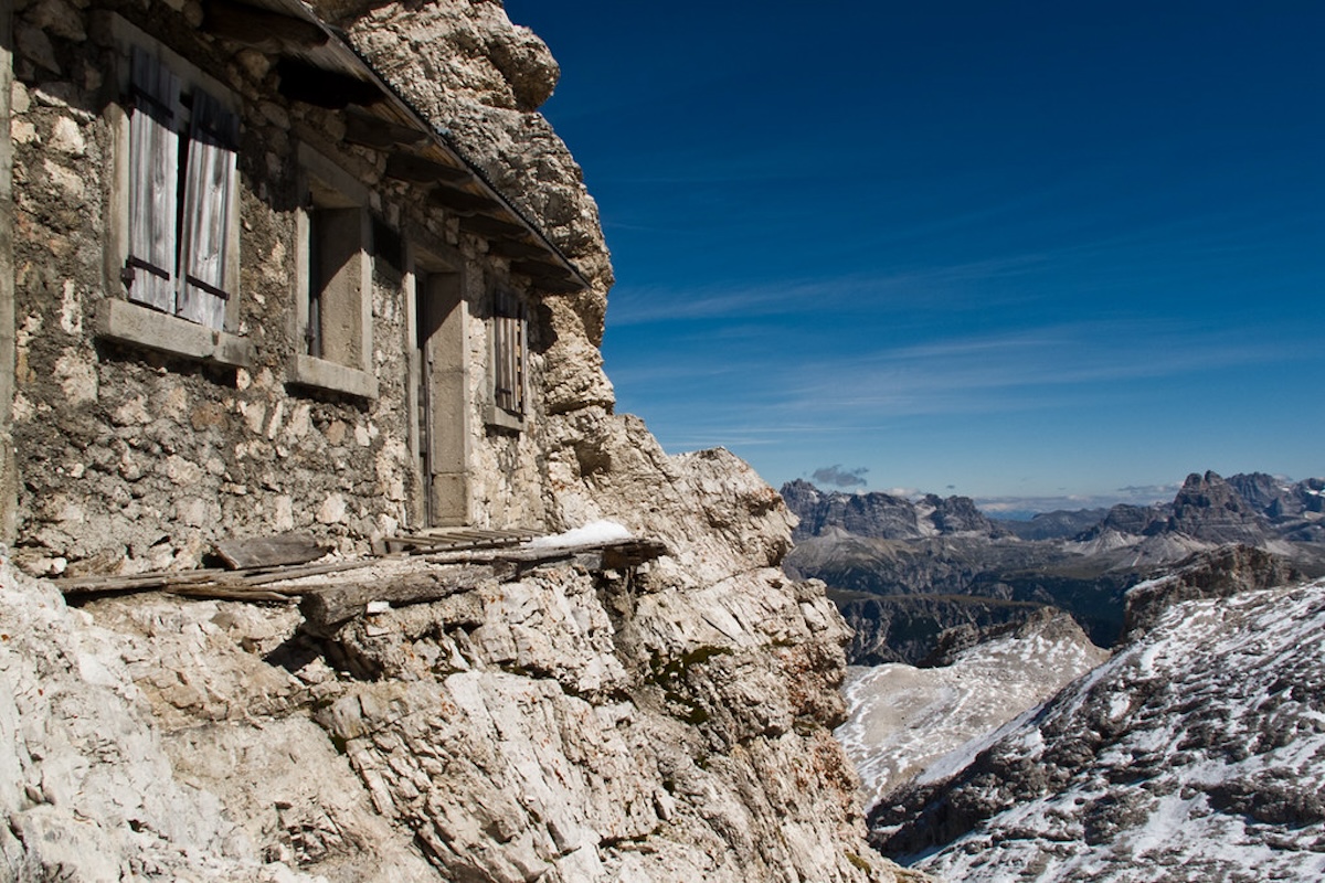 Ad oltre 2700 metri d'altezza, incastonato nel Monte Cristallo, c'è un ...