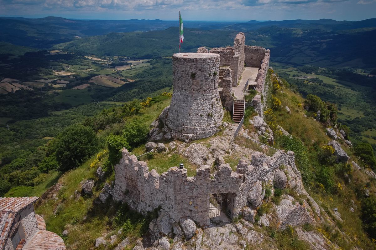 Nel Lazio, a due passi da Roma, c’è una splendida rocca che domina un ...