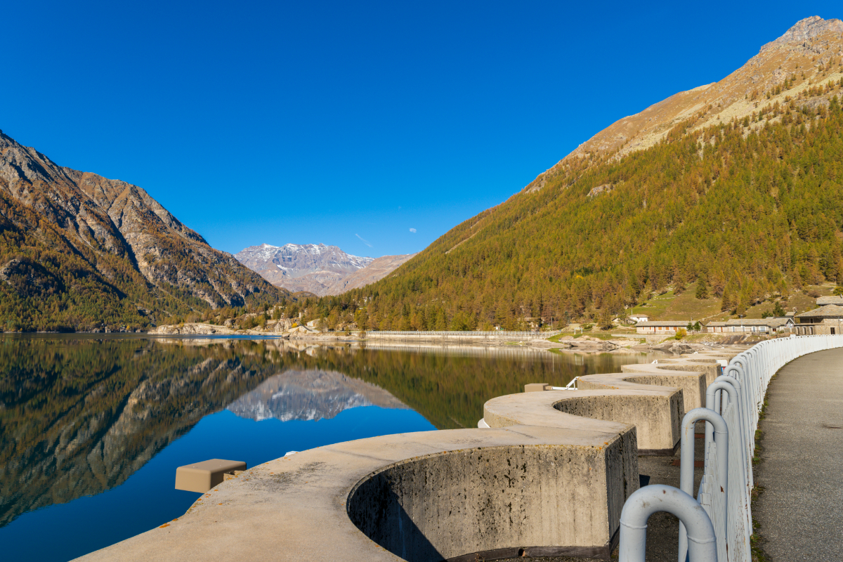 Nel cuore delle Alpi del Piemonte le acque cristalline di questo lago ...